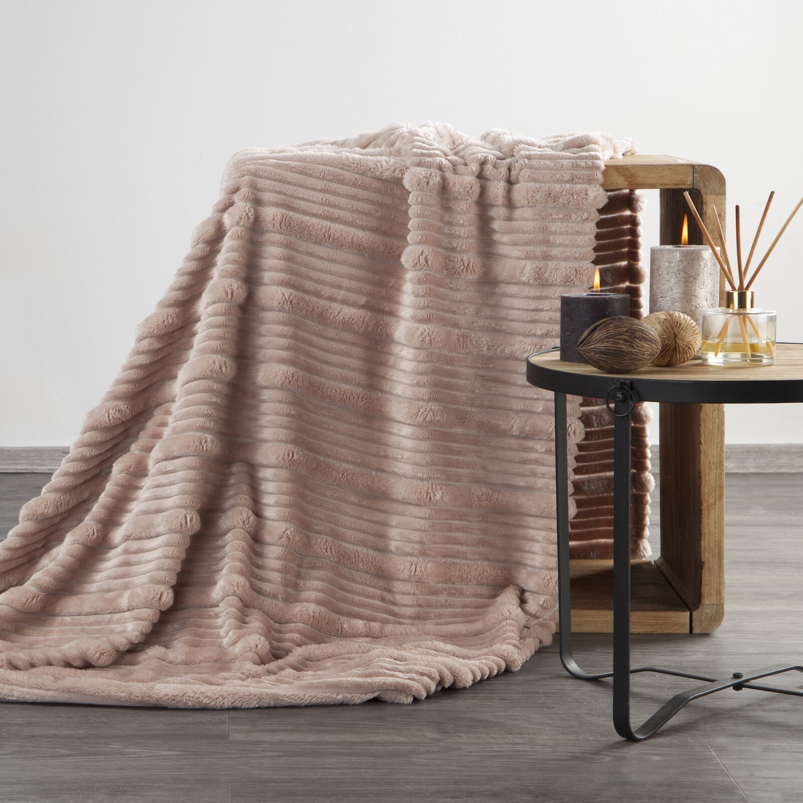 FLANELOVÁ DEKA NINA 150X200 CM PUDROVÁ jen za 494 Kč | Vyberte si Deky na sedačku na Noblese.cz